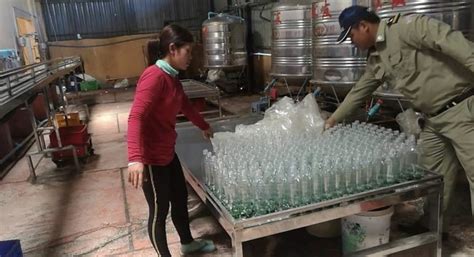 ខ្លួនជាអនុប្រធានសភាពាណិជ្ជកម្មខេត្ត លោក លឹម ភ័ណ្ឌ ផលិតទឹកក្រូចគ្មានស្តង់បំផ្លាញសុខភាពប្រជាពលរដ្ឋ