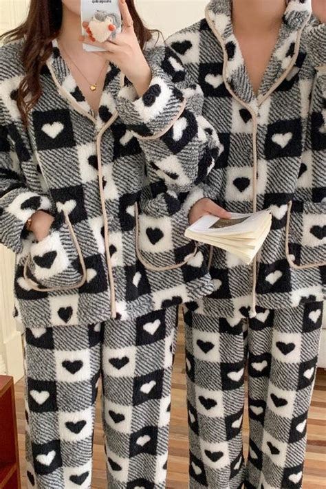 윈썸플레이 흑백하트 수면잠옷 커플 파자마 세트 체크 후리스 겨울 극세사 홈웨어 신혼 선물