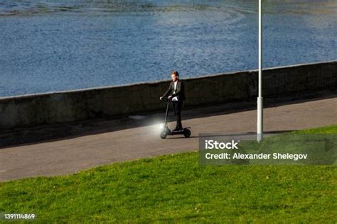 잘 생긴 수염 남자 기술 환경 친화적 인 전기 킥 스쿠터 강 근처 공원에서 거리에서 복사 공간 개념 남자에 대한 스톡 사진 및 기타 이미지 Istock