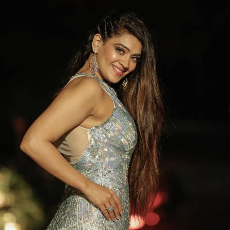 Anchor Pritee Kathpal Wedding Entertainers Mumbai Weddingsutra