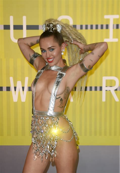 Mtv Vmas 2015 Red Carpet Photos Of The Craziest Celebrity Outfits At
