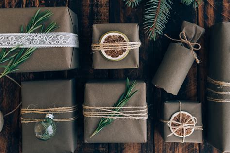선물과 선물은 갈색 나무 배경에 장식 공예 종이에 싸여 휴일 제로 폐기물 개념입니다 0에 대한 스톡 사진 및 기타 이미지 0 0명 12월 Istock