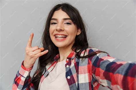 Linda Jovencita Hermosa Hacer Selfie Mirando La Cámara Hacer Gesto De