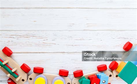 나무 아이들은 나무 테이블에 Abc큐브 교육 장난감 블록 피라미드 연필 숫자 유치원 유치원 또는 보육원을위한 장난감 텍스트공간을 복사합니다 위쪽 보기 0명에 대한 스톡 사진