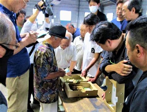 高野山麓 橋本新聞 高野のマツタケ1キロ13万円で落札！橋本で初競り