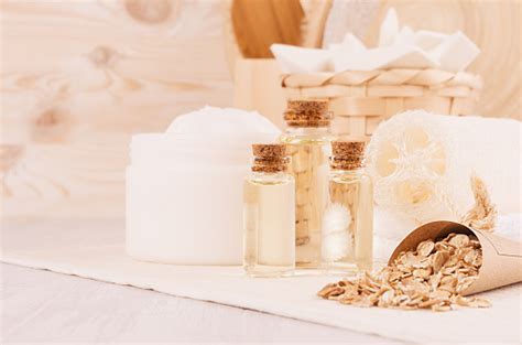 밝은 베이지색 우드 인테리어 복사 공간 근접 촬영 Spikelets와 바디 케어 및 목욕 부속품을 위한 천연 제품의 소박한 흰색 수 제 화장품 세트 가벼운에 대한 스톡 사진