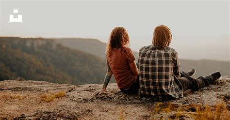 갈색 재킷과 흑백 격자 무늬 셔츠를 입은 여자가 갈색 흙길에 서 있다 사진 Unsplash의 무료 자연 이미지