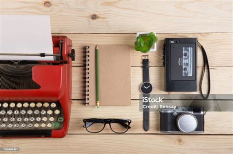작가 또는 저널리스트 직장 빈티지 빨간 타자기 사진 카메라 나무 책상에 카세트 레코더 고풍스런에 대한 스톡 사진 및 기타 이미지