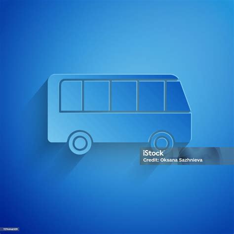 파란색 배경에 격리 된 종이 잘라 버스 아이콘 교통 개념입니다 버스 투어 교통 표지판 관광 또는 공공 차량 기호입니다 종이 아트 스타일입니다 벡터 일러스트레이션 관광에 대한