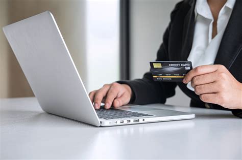 비즈니스 여성 소비자 신용 카드를 들고 온라인 쇼핑 및 지불에 대 한 노트북에 입력 인터넷 온라인 지불 네트워킹 및 제품 기술 구매에 대 한 구매를 구매에 대한 스톡 사진