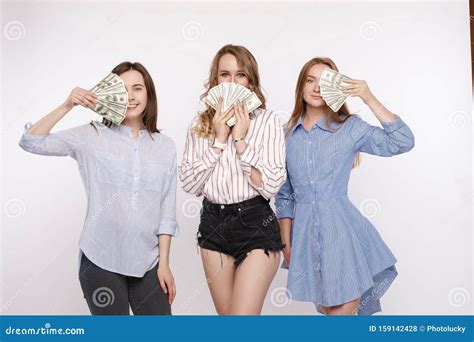 Chicas Con Dinero Volando En El Aire Foto De Archivo Imagen De Riesgo Afortunado