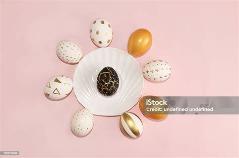 분홍색 배경에 황금 부활절 달걀을 장식 최소한의 휴가 개념 행복한 부활절 배경입니다 집에서 계란의 창조적 인 그림 4월에 대한