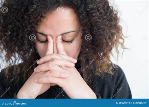 Het Alleen En Eenzame Jonge Meisje Gedeprimeerd Voelen Stock Foto Image Of Probleem Droevig