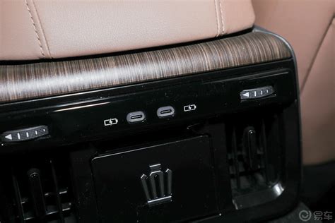 【皇冠 进口 双擎 2 5l 至尊版后排 第二排 充电口图片 汽车图片大全】 易车