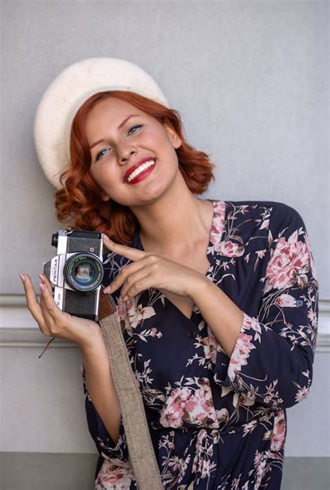 개인적 표현 고전적인 표정 기쁨 기억에 남는 순간 꽃무늬 드레스 라이프스타일 레트로 로맨틱 스타일 매력적인 미소 모자 미소 짓는 붉은 입술 빈티지