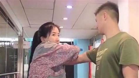 被抓衣服拖拽怎么办教你一招最好使的方法简单好学 搞笑 恶搞整蛊 好看视频