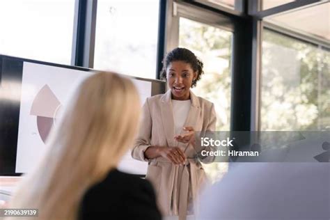 현대적인 사무실 환경에서 동료와 함께 집중적인 토론을 통해 역동적인 프레젠테이션을 하는 젊은 전문가 18 23 개월에 대한 스톡 사진 및 기타 이미지 Istock