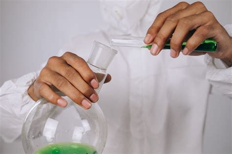 有关专业工作 专业环境 人 保溫瓶 化学反应 化學 化學家 垂直拍摄 女人 女性 女科学家 实验室烧瓶 实验室设备 实验工作服 室内实验室 實驗 實驗室 專業