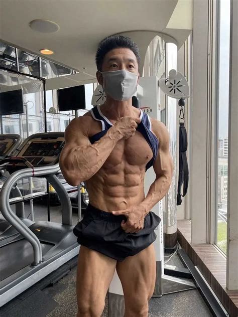 鍛え上げられた筋肉を披露するなかやまきんに君 スポニチ Sponichi Annex 芸能