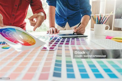 워크 플레이스의 그래픽 태블릿과 컬러 팔레트 가이드에 그림 두 그래픽 디자이너 그래픽 디자인 스튜디오에 대한 스톡 사진 및 기타 이미지 그래픽 디자인 스튜디오 색상