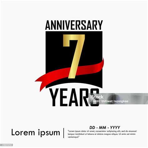 창립 7 주년 기념 엠블럼 우아한 황금 기념일 로고는 흰색 배경에 빨간 리본으로 고립되어 있습니다 웹 전단지 포스터 인사말에 대 한 벡터 일러스트 레이 션 템플릿 디자인 7