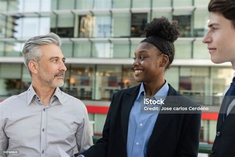 야외 회의에서 다인종 비즈니스 동료 서로 이야기하는 세 명의 사업가 20 24세에 대한 스톡 사진 및 기타 이미지 20 24세 40 44세 공동체 Istock