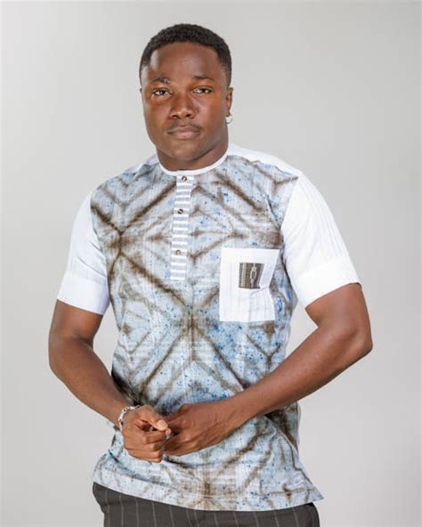 검은 머리 남자 수직 쐈어 얼굴 짧은 머리 초상화 패션 사진 포즈를 취하는 회색 배경 회색 양복에 관한 무료 스톡 사진