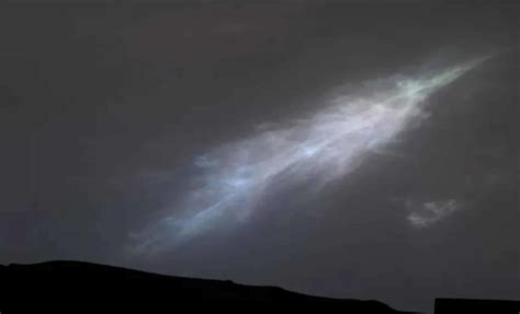 Nasas Curiosity Rover Captures Mesmerizing Iridescent Clouds Drifting Over Mars
