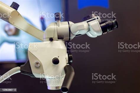 현대 치과의 배경에 치과 현미경입니다 의료 장비입니다 회전 이중 편안한 치과 작동 현미경입니다 건강 진단에 대한 스톡 사진 및 기타 이미지 Istock