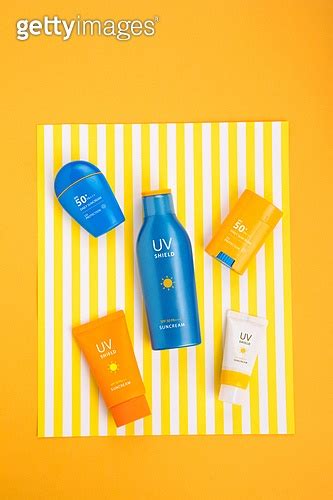 종이 해변 파도 바다 물결 백그라운드 여름 미니어쳐 공예품 선크림 화장품 뷰티 화장품 몸단장제품 이미지 Jv11125512 게티이미지뱅크