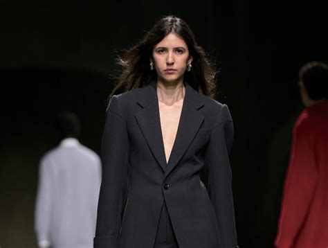 블랙 재킷의 클래식한 매력