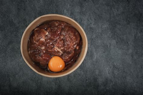 종이컵에 소스와 계란을 곁들인 태국 스타일의 절인 돼지 고기 0명에 대한 스톡 사진 및 기타 이미지 0명 건강한 생활방식 건강한 식생활 Istock