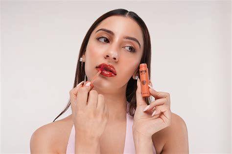 How To Use Lip Oil With Lip Liner For The Perfect Juicy Pout