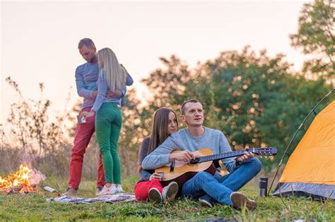 기타와 행복한 친구의 그룹 야외에서 재미 모닥불과 관광 텐트 근처 캠핑 재미 행복한 가족 관광에 대한 스톡 사진 및 기타 이미지 Istock