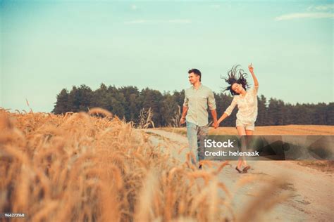 젊은 커플 사랑 야외 필드에서 여름에 포즈 젊은 세련 된 패션 커플의 아름 다운 초상화 20 24세에 대한 스톡 사진 및 기타