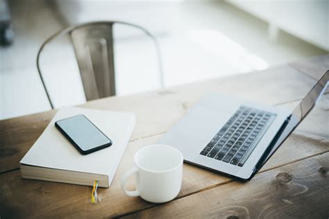 거실에 노트북 커피 컵 책이 있는 로프트 아파트의 작업 공간 책상에 대한 스톡 사진 및 기타 이미지 책상 단순함 보보스 Istock