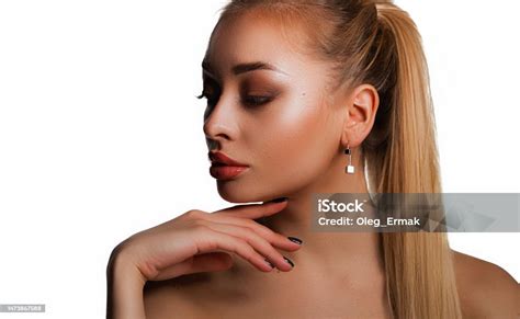 아름 다운 얼굴 금발 여자 모델의 머리와 어깨 만지는 얼굴 건강 하 게 빛나는 얼굴 피부 흰색 배경 위에 서 건강 또는 미용 화장품 광고 20 24세에 대한 스톡 사진 및