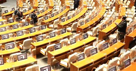 텅 빈 야당 의원석 지나 퇴장하는 윤석열 대통령 시정연설