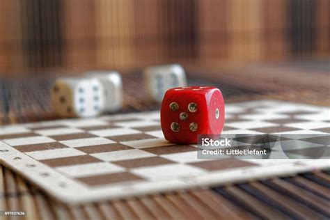 3 백색 플라스틱 오지와 갈색 나무 보드 배경에 한 빨간 주사위의 스택 블랙 도트 6 면 큐브입니다 5 번 보드게임에 대한 스톡 사진 및 기타 이미지 Istock