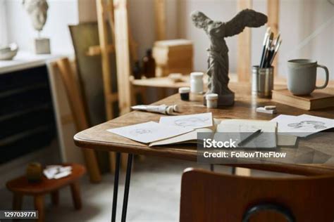 세련된 책상 나무 이젤 책장 예술품 페인팅 액세서리 장식 및 우아한 개인 물건이있는 독특한 예술가 작업 공간 인테리어 예술가를위한 현대적인 작업 실 템플릿 책상에 대한 스톡
