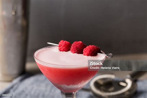 진 드라이 베르무트 신선한 레몬 주스 신선한 라임 주스 라즈베리 시럽 달걀 흰자를 곁들인 다과 클로버 클럽 칵테일 0명에 대한