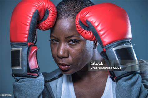 권투 장갑 훈련과 피트 니스 체육관 및 싸움 운동 개념에서 위험한 전투기로 여 자가 젊은 화가 도전적 검은 아프리카 미국 스포츠의 얼굴 초상화 닫기 건강한 생활방식에 대한