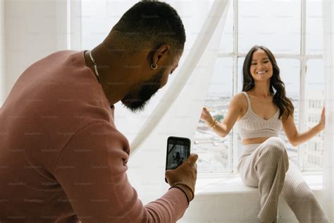 창문 앞에서 여자의 사진을 찍는 남자 사진 Unsplash의 여자친구 이미지