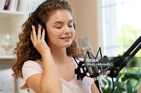 스튜디오에서 방송 하는 행복 한 젊은 여성 라디오 호스트의 초상화 20 24세에 대한 스톡 사진 및 기타 이미지 20 24세 20 29세 Dj Istock