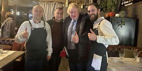 Їв сало і борщ в капусті Борис Джонсон повечеряв у ресторані високої української кухні у Києві