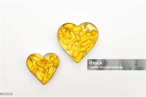 흰색 배경 비타민 D 보충제 건강 관리 개념 탑 뷰에 하트 모양 상자에 생선 기름 캡슐 0명에 대한 스톡 사진 및 기타 이미지 Istock