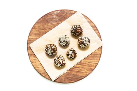 하얀 그릇에 담긴 에너지 볼 건강한 생 디저트 채식 트러플 대추야자로 만든 무설탕 사탕 헤이즐넛 코코아 가루 0명에 대한 스톡 사진 및 기타 이미지 Istock