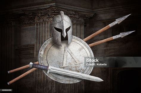 스파르타 검 헬멧 둥근 방패와 어두운 골동품 배경에 두 개의 창 0명에 대한 스톡 사진 및 기타 이미지 0명 건축 검 Istock