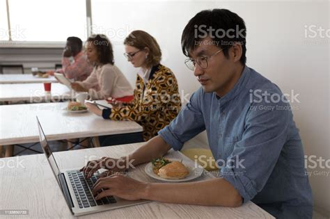 사무실에서 노트북 및 디지털 태블릿을 사용 하는 비즈니스 동료 30 39세에 대한 스톡 사진 및 기타 이미지 30 39세