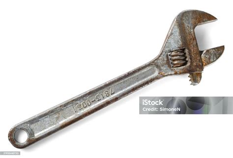 오래 된 녹슨 조정 가능한 렌치가 흰색 배경에 고립되어 있습니다 클리핑 경로가 포함되어 있습니다 너트 볼트 및 기타 부품을 회전시키는 데 사용되는 가변 크기 렌치로 배관